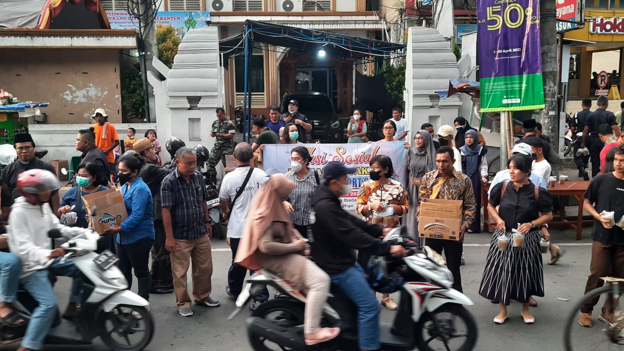 Potret Toleransi di Kota Serang saat Para Jemaat Gereja Bagi-bagi ... Potret Toleransi di Kota Serang saat Para Jemaat Gereja Bagi-bagi ...