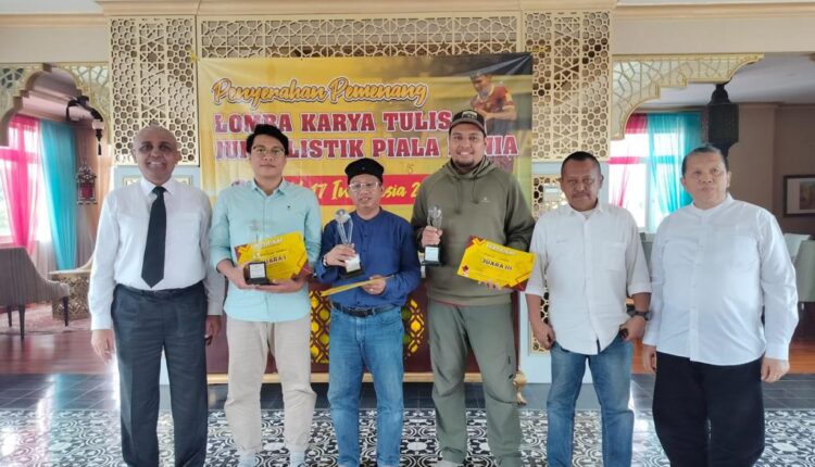 Ahmad Riyadh Serahkan Hadiah Lomba Karya Jurnalistik Piala Dunia U-17 ...