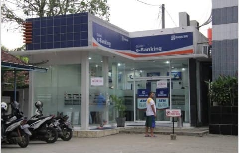 Buntut Kasus Dugaan Karyawan Tilap Miliaran Dana KUR untuk Judol, Warga ...